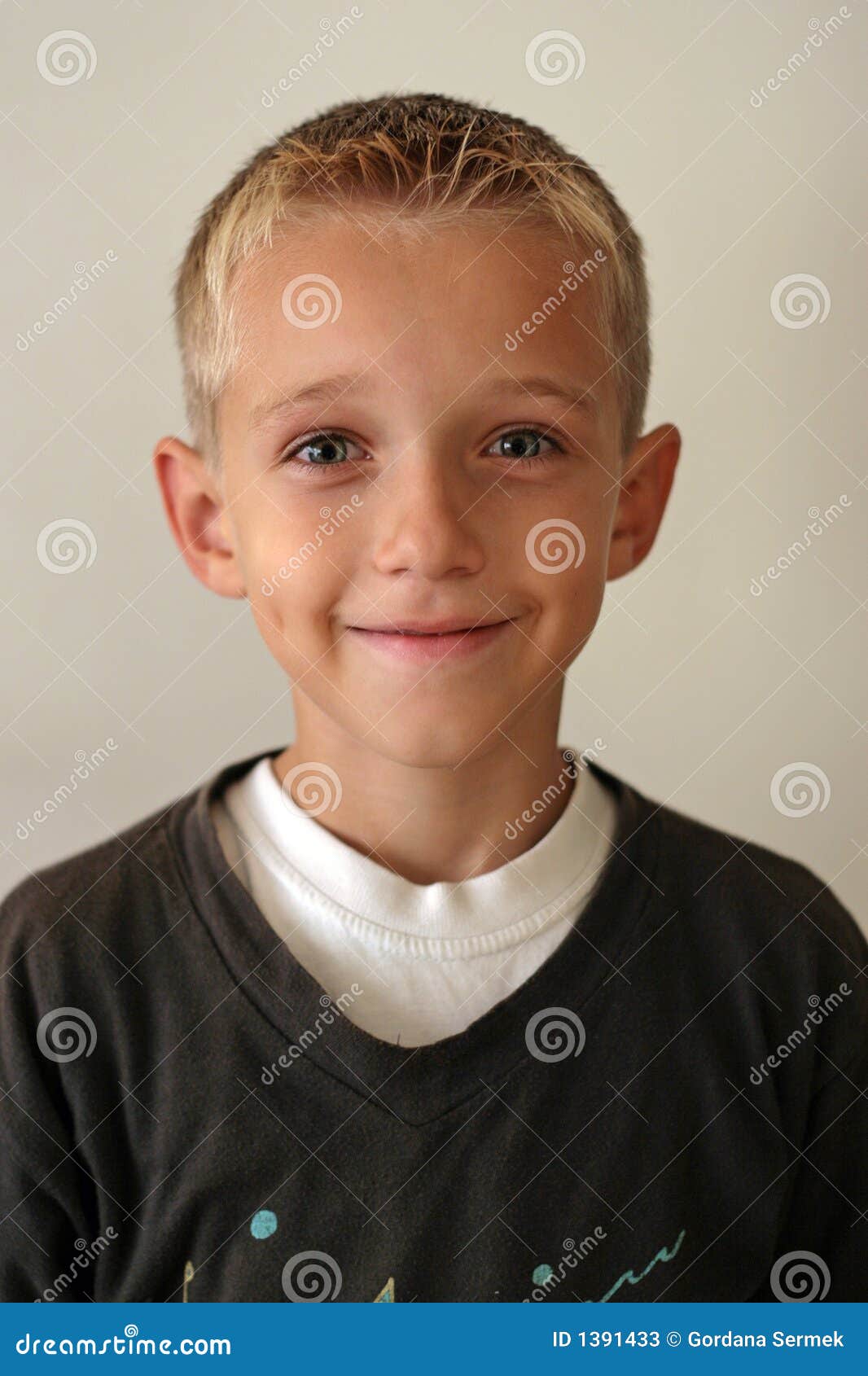 Ritratto Di Giovane Ragazzo Immagine Stock - Immagine di intelligente ...