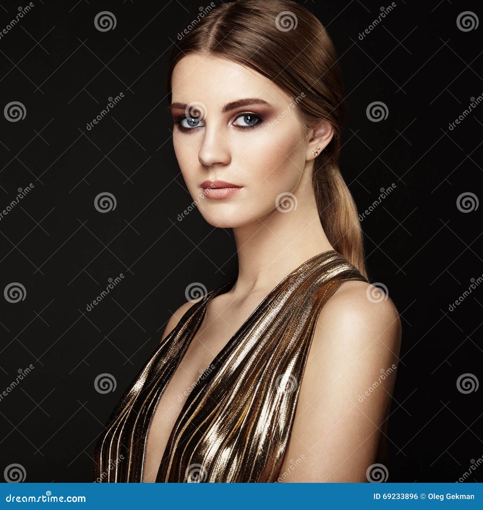 Ritratto Di Modo Di Giovane Bella Donna in Vestito Dall'oro Fotografia ... Ritratto Di Modo Di Giovane Bella Donna in Vestito Dall'oro Fotografia ...