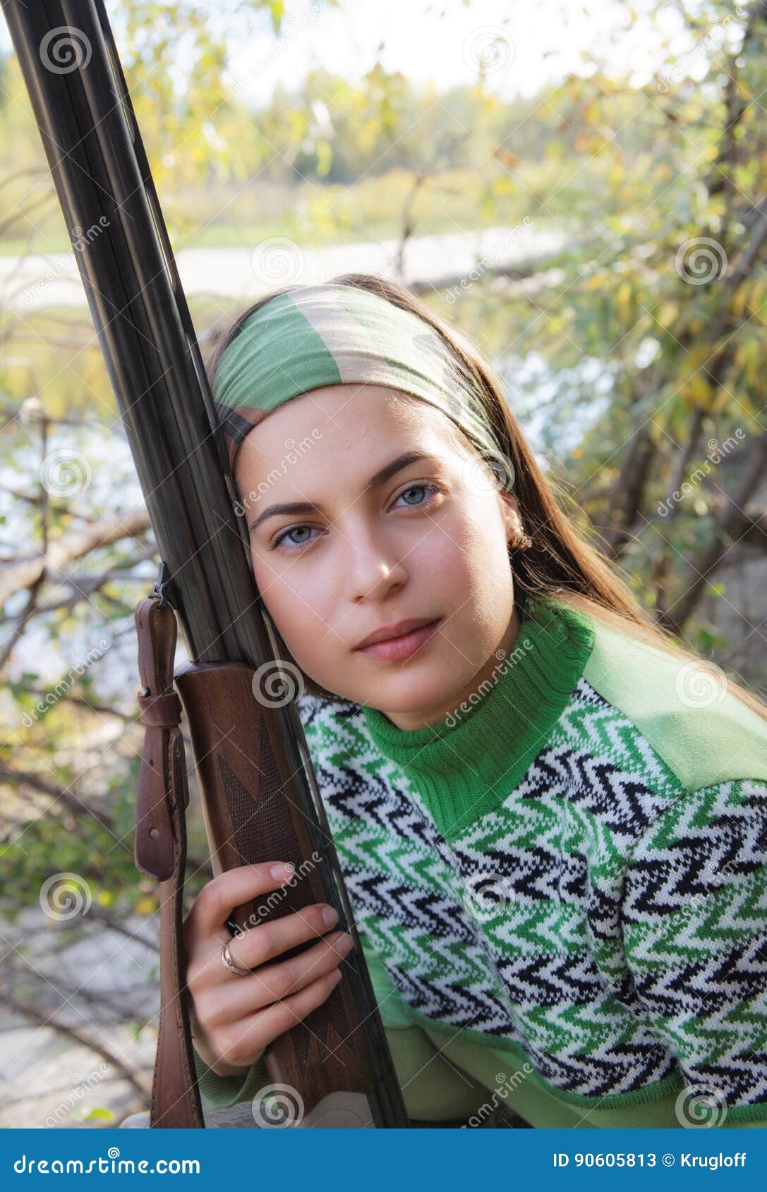 Ritratto Di Un Cacciatore Femminile Con Una Pistola Immagine Stock ... Ritratto Di Un Cacciatore Femminile Con Una Pistola Immagine Stock ...