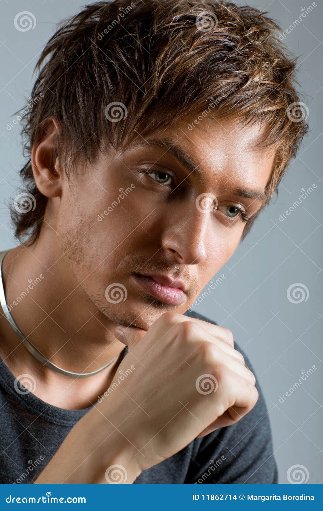 Ritratto Di Un Giovane Bello Fotografia Stock Immagine Di Maschio