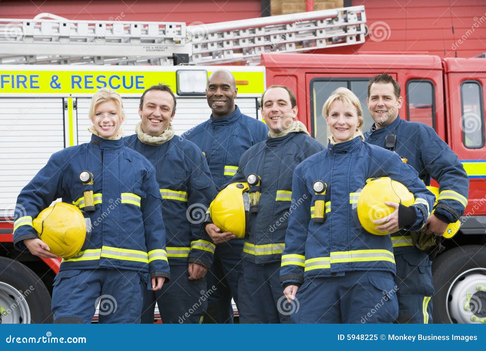 Ritratto Di Un Gruppo Di Pompieri Immagine Stock - Immagine di africano ...