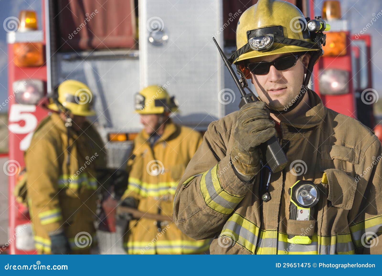 Ritratto Di Un Pompiere Talking on Radio Immagine Stock - Immagine di ...