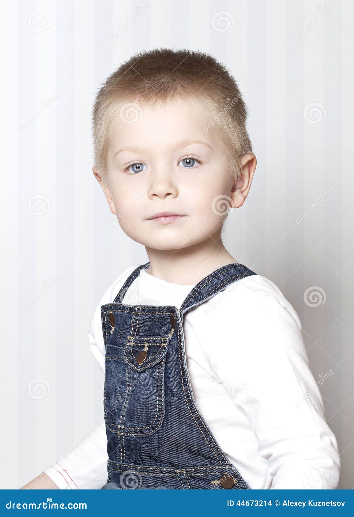 Ritratto di un ragazzino fotografia stock. Immagine di bimbo - 44673214