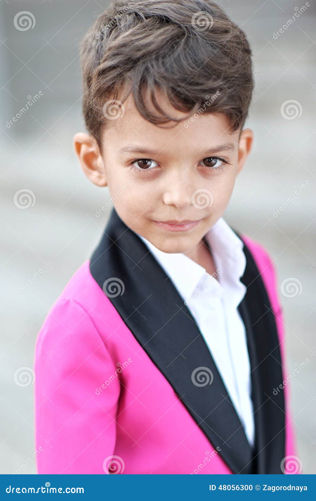 Ritratto di un ragazzino fotografia stock. Immagine di imparare - 48056300