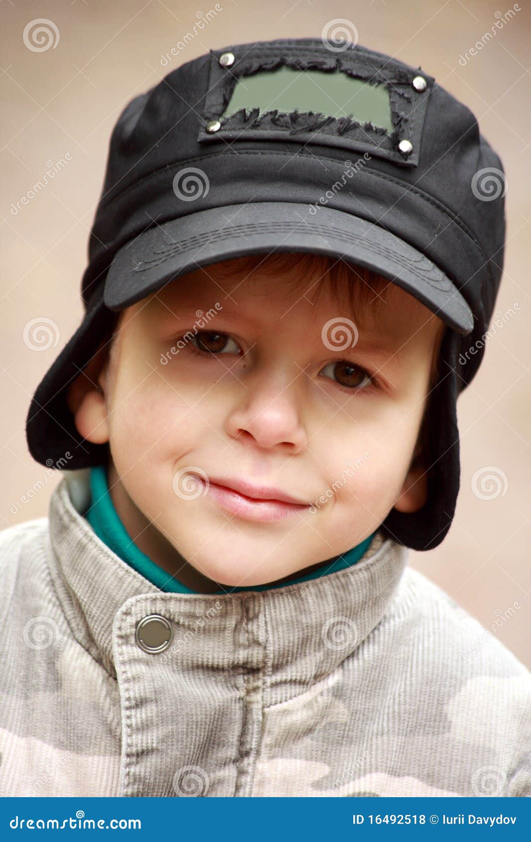 Ritratto Di Un Ragazzino Sorridente in Cappello Fotografia Stock ...