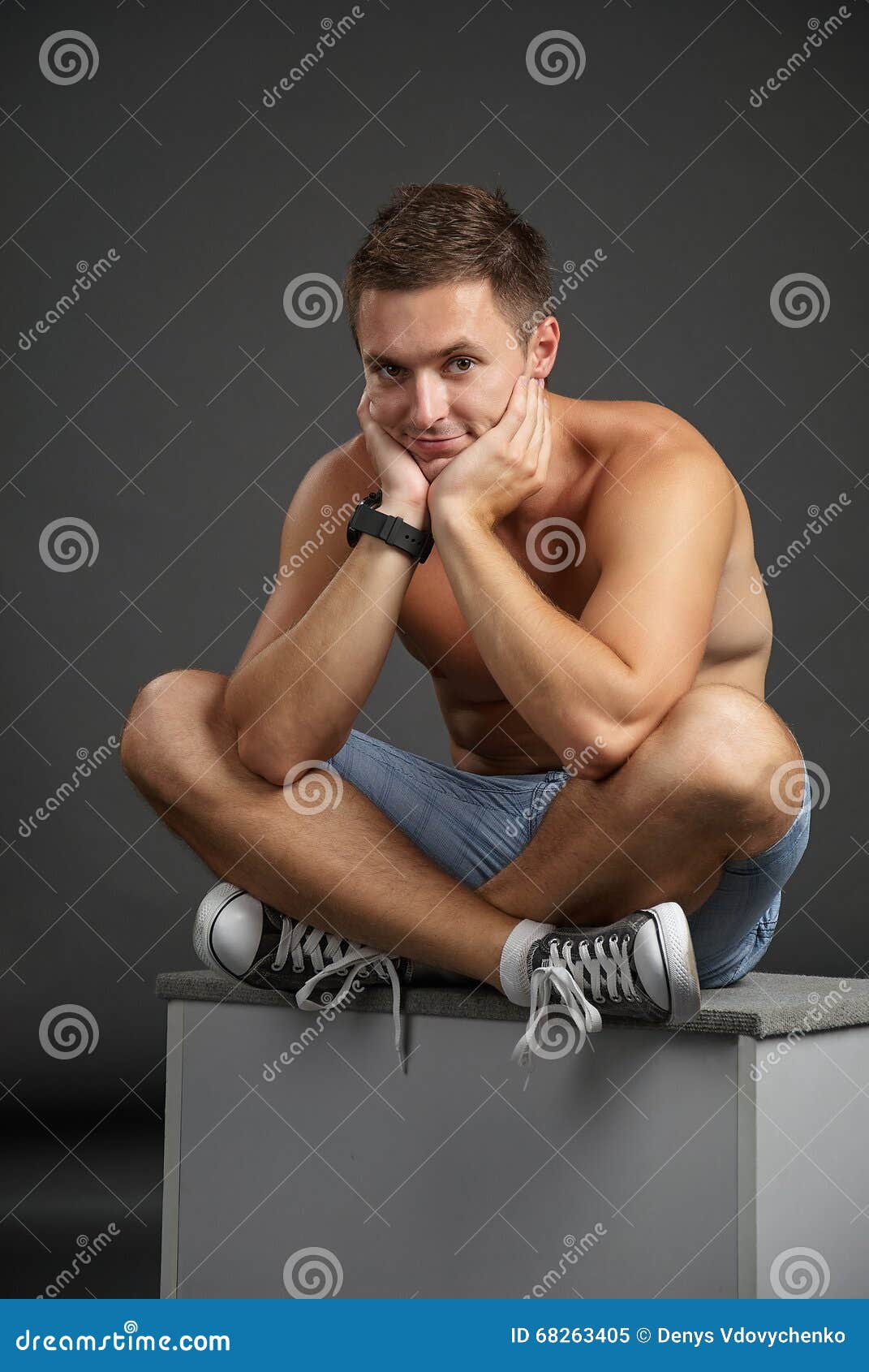 Ritratto Di Un Uomo Rilassato Che Si Siede Su Un Cubo Immagine Stock