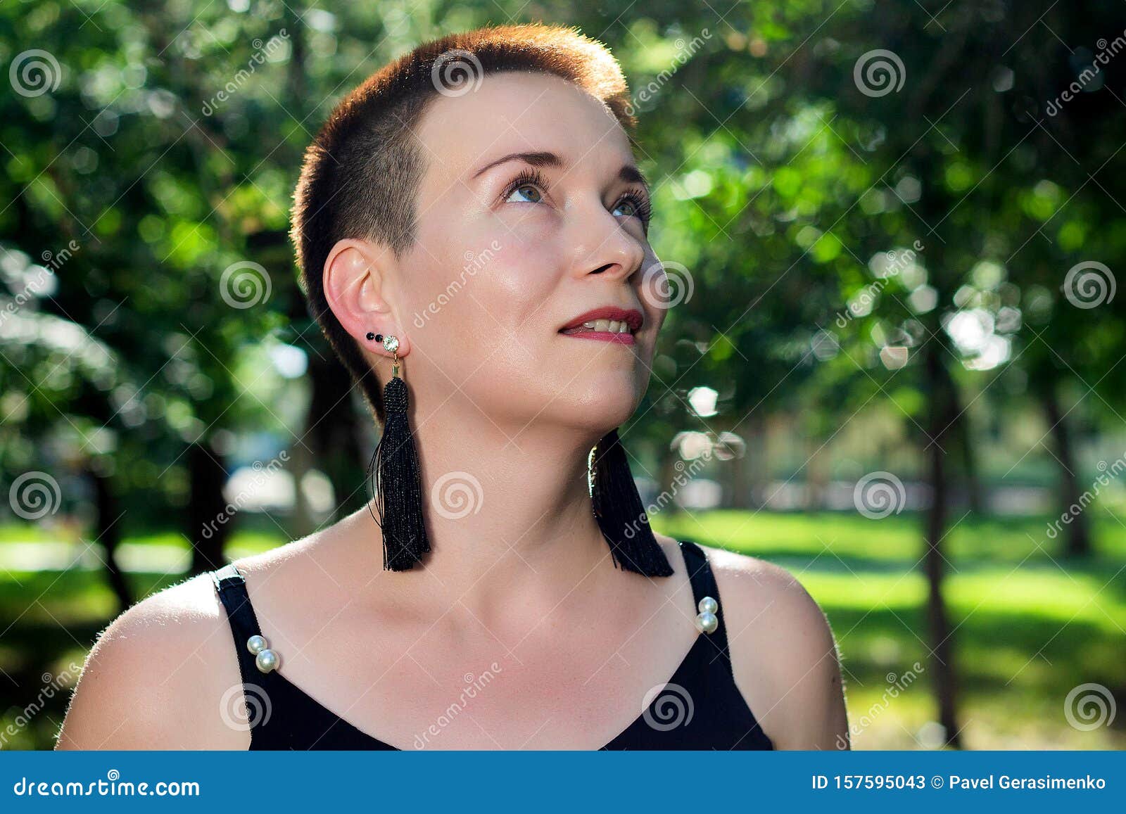 Ritratto Di Una Bellissima Donna Coi Capelli Corti Nel Parco Immagine ... Ritratto Di Una Bellissima Donna Coi Capelli Corti Nel Parco Immagine ...