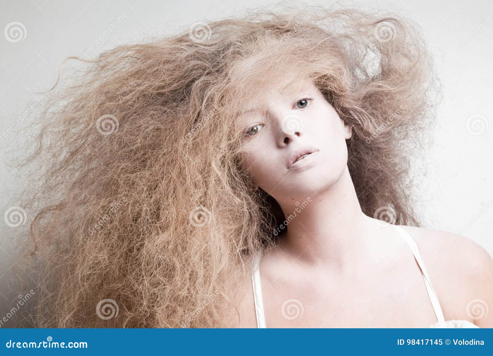 Ritratto Di Una Donna Pallida Immagine Stock - Immagine di ammoniaca ...