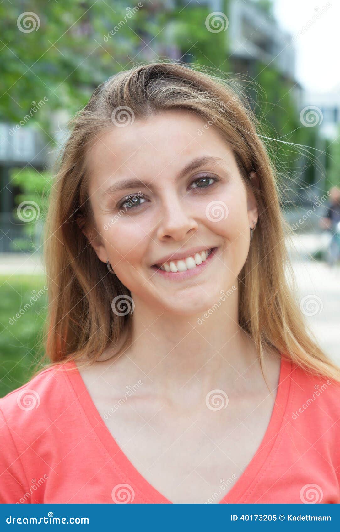 Ritratto Di Una Giovane Donna Con La Camicia Rossa Immagine Stock ...