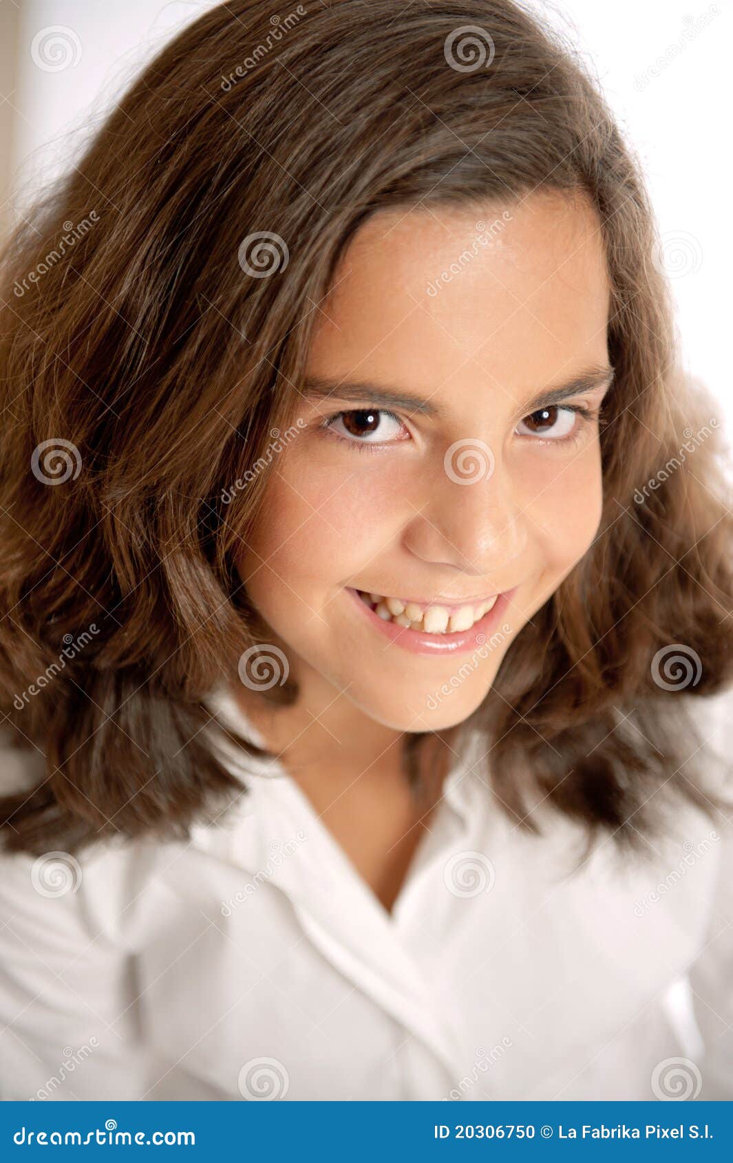 Ritratto Di Una Ragazza Sorridente Fotografia Stock - Immagine di ...