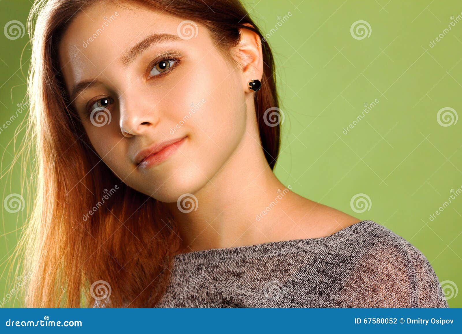 Ritratto Di Una Ragazza Sorridente Fotografia Stock - Immagine di ...
