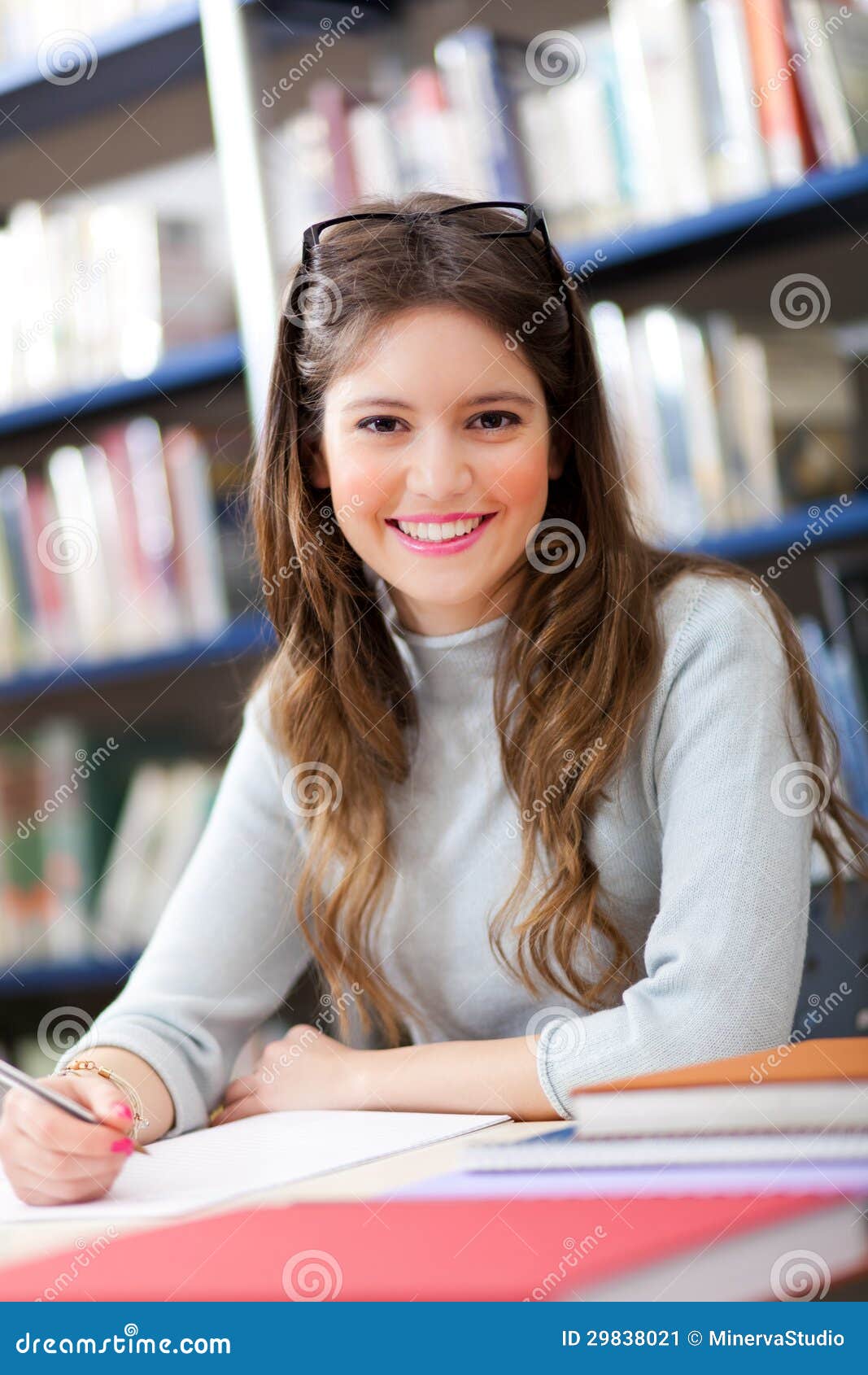 Studentessa in Una Biblioteca Immagine Stock - Immagine di conoscenza ...