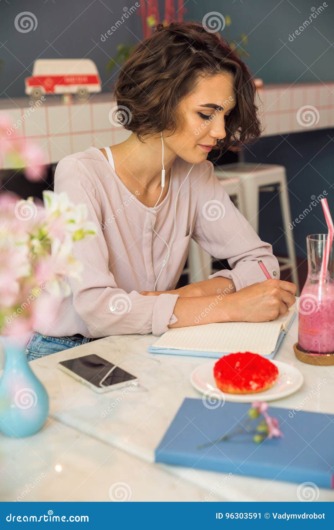 Ritratto Di Uno Studente Della Ragazza in Cuffie Che Scrive Le Note ...