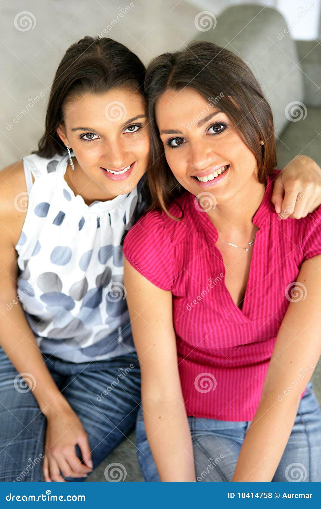 Ritratto due delle amiche fotografia stock. Immagine di basso - 10414758