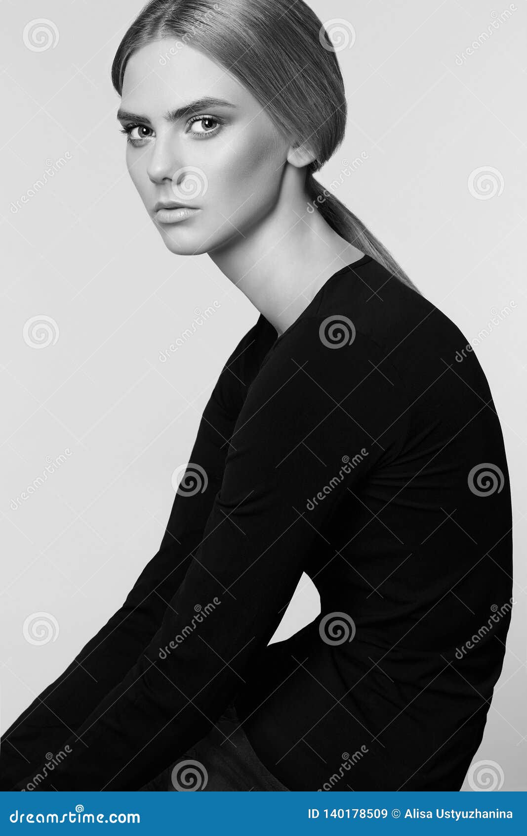Ritratto Monocromatico Di Modo Della Giovane Donna Immagine Stock