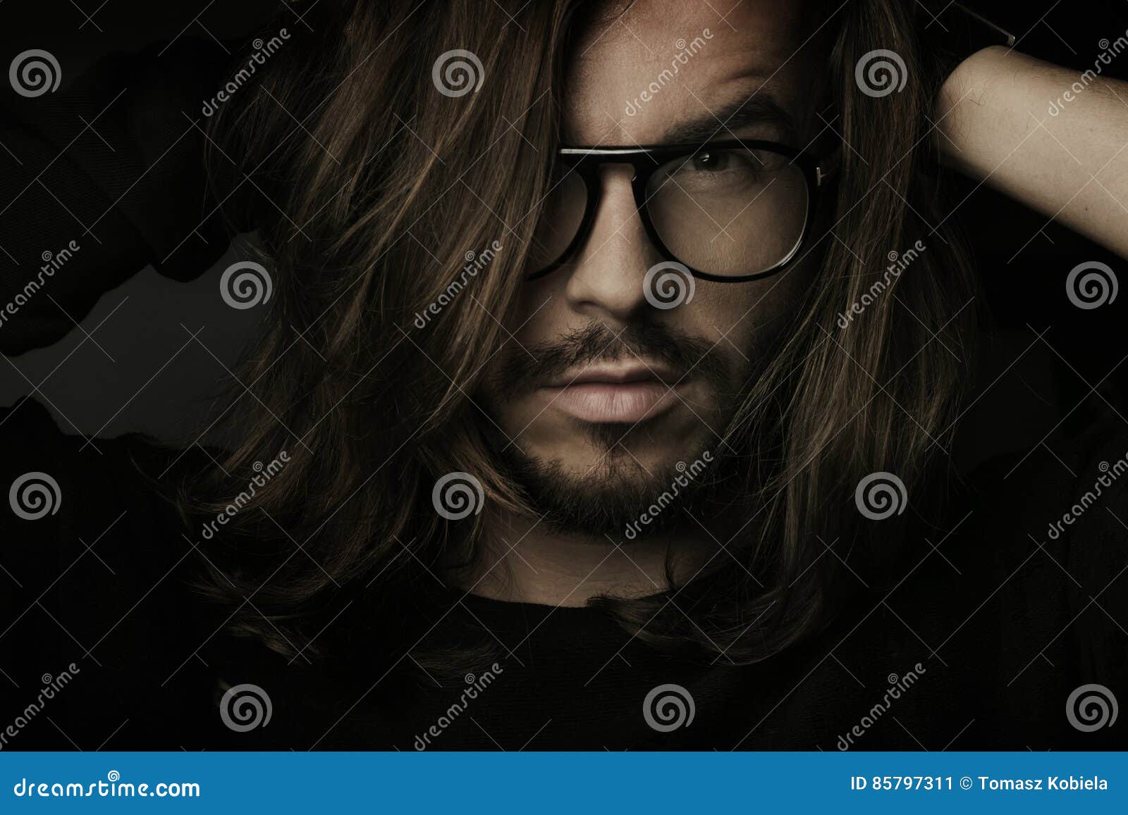 Ritratto Scuro Artistico Di Giovane Bello Uomo Immagine Stock