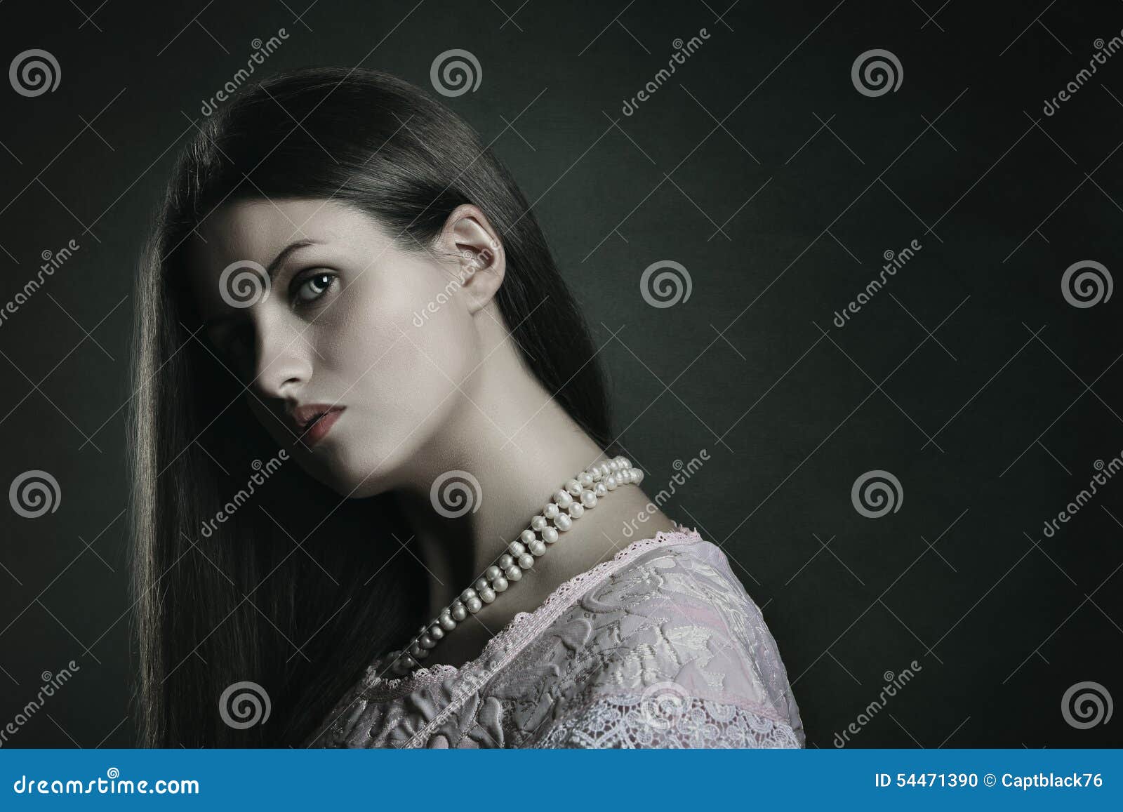 Ritratto Scuro Della Donna Pallida Fotografia Stock - Immagine di ...