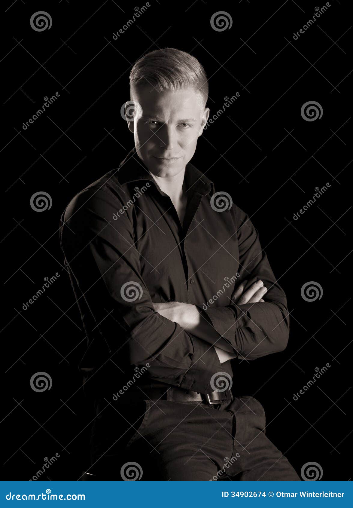 Ritratto Scuro Di Giovane Uomo Bello In Bianco E Nero Fotografia
