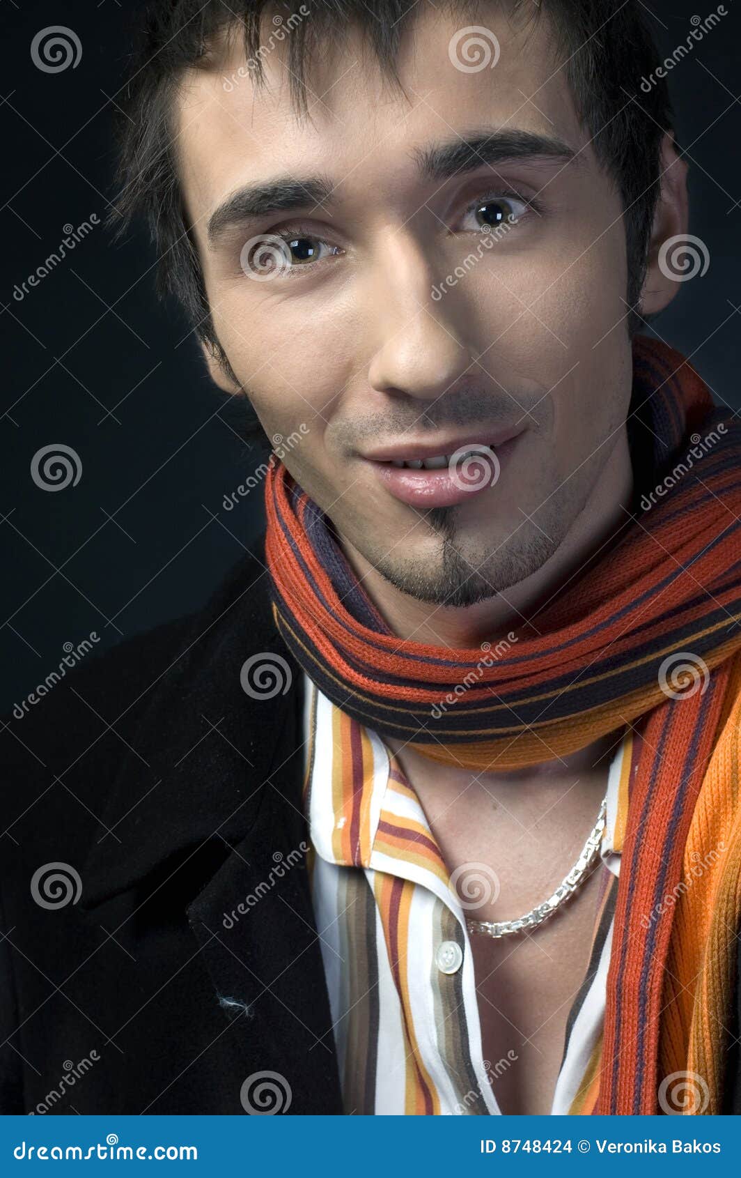 Ritratto Scuro Di Un Giovane Fotografia Stock Immagine Di Copia