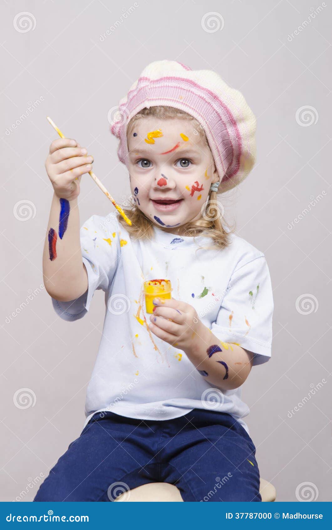 Ritratto Umoristico Di Un Artista Della Ragazza Fotografia Stock ... Ritratto Umoristico Di Un Artista Della Ragazza Fotografia Stock ...