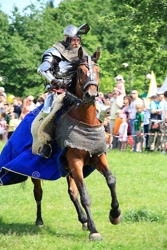 Ritter auf zu Pferde redaktionelles stockfotografie. Bild von kampf ...