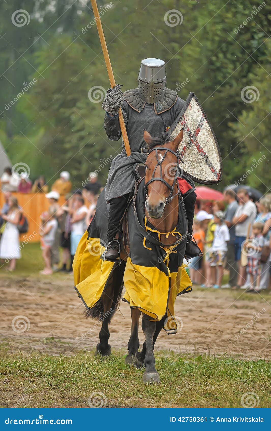 Ritter mit Lanze zu Pferd redaktionelles foto. Bild von farbe - 42750361