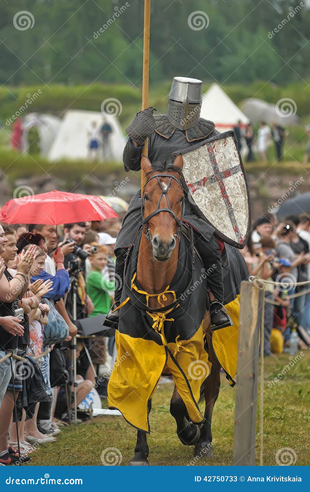 Ritter mit Lanze zu Pferd redaktionelles stockfoto. Bild von auslegung ...