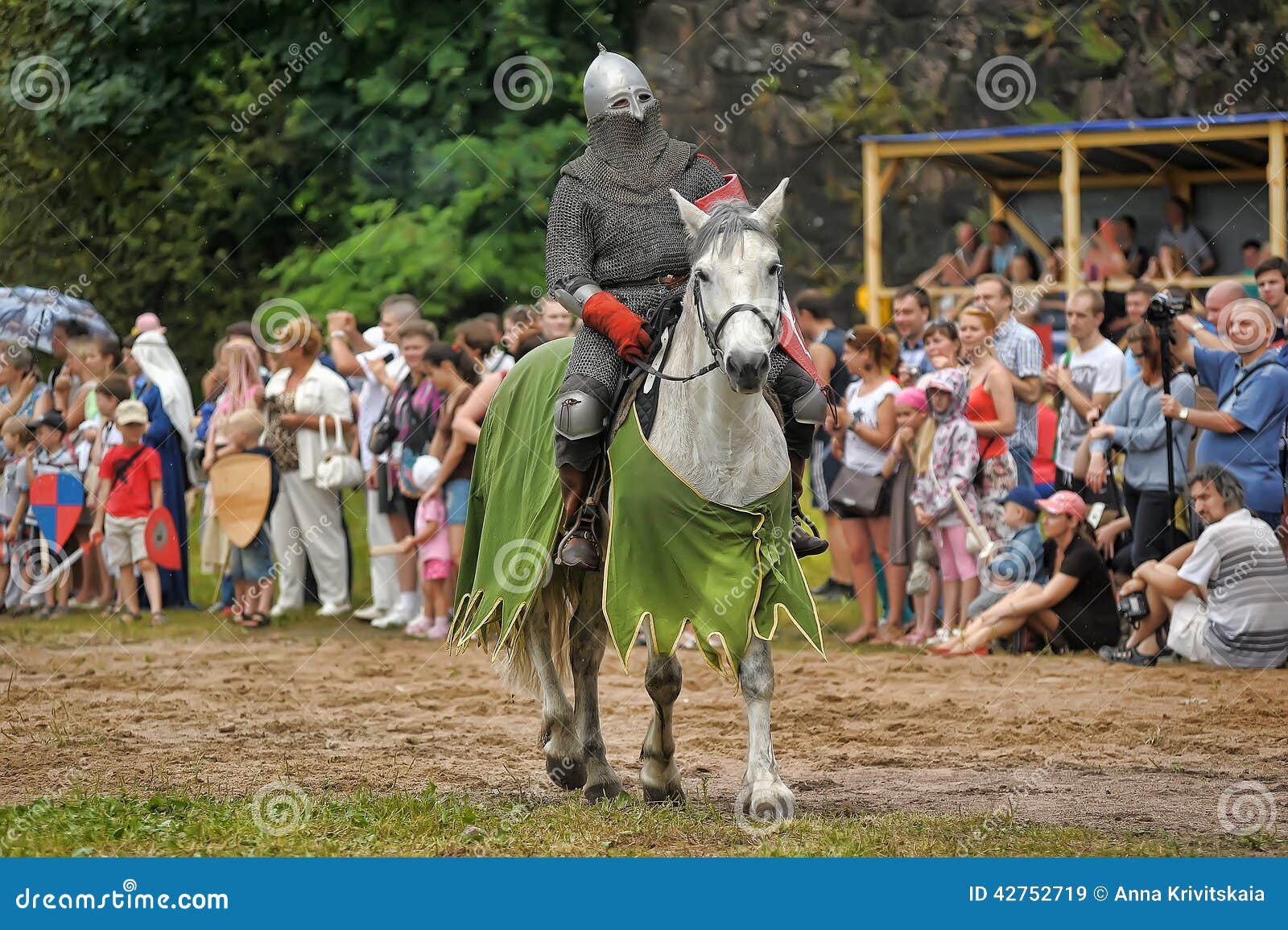 Ritter mit Lanze zu Pferd redaktionelles stockbild. Bild von kämpfer ...