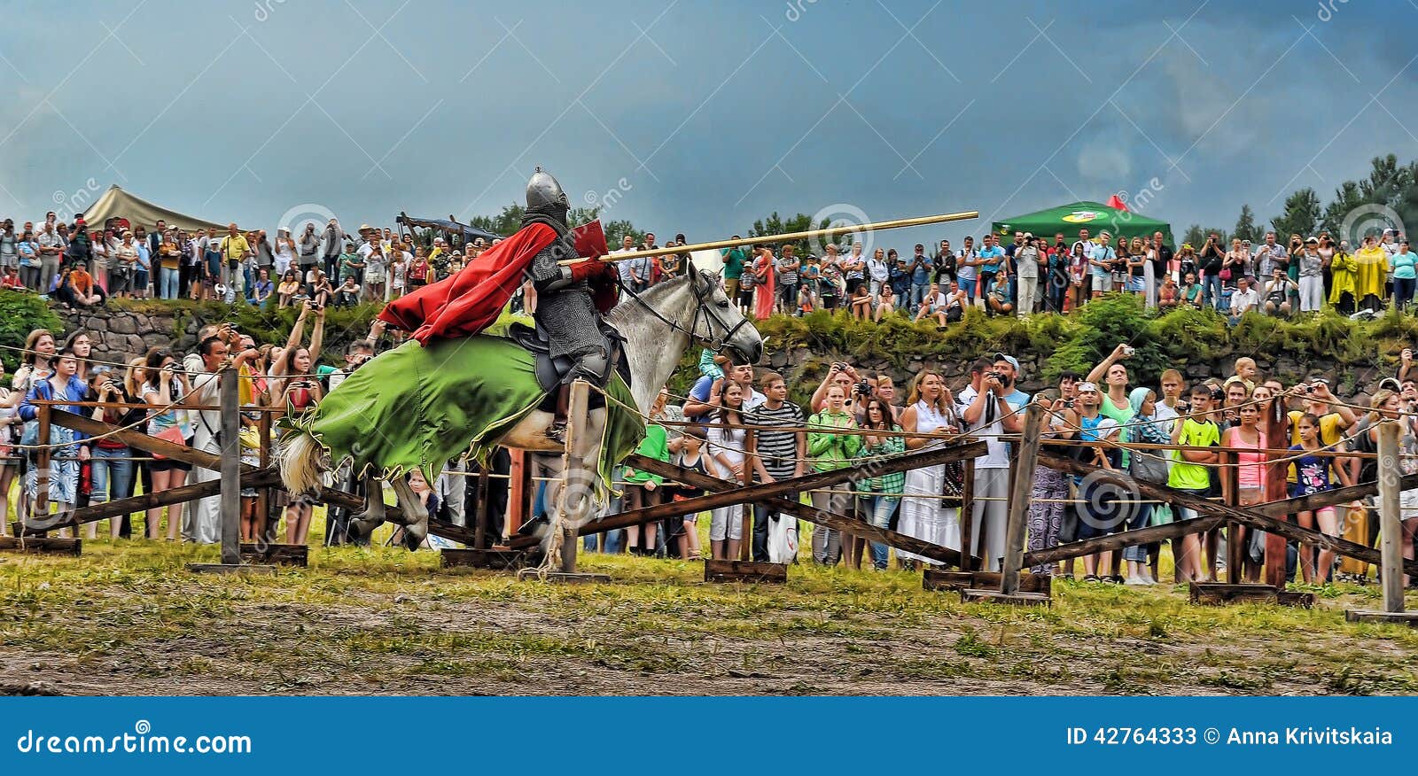 Ritter mit Lanze zu Pferd redaktionelles stockfoto. Bild von ritter ...