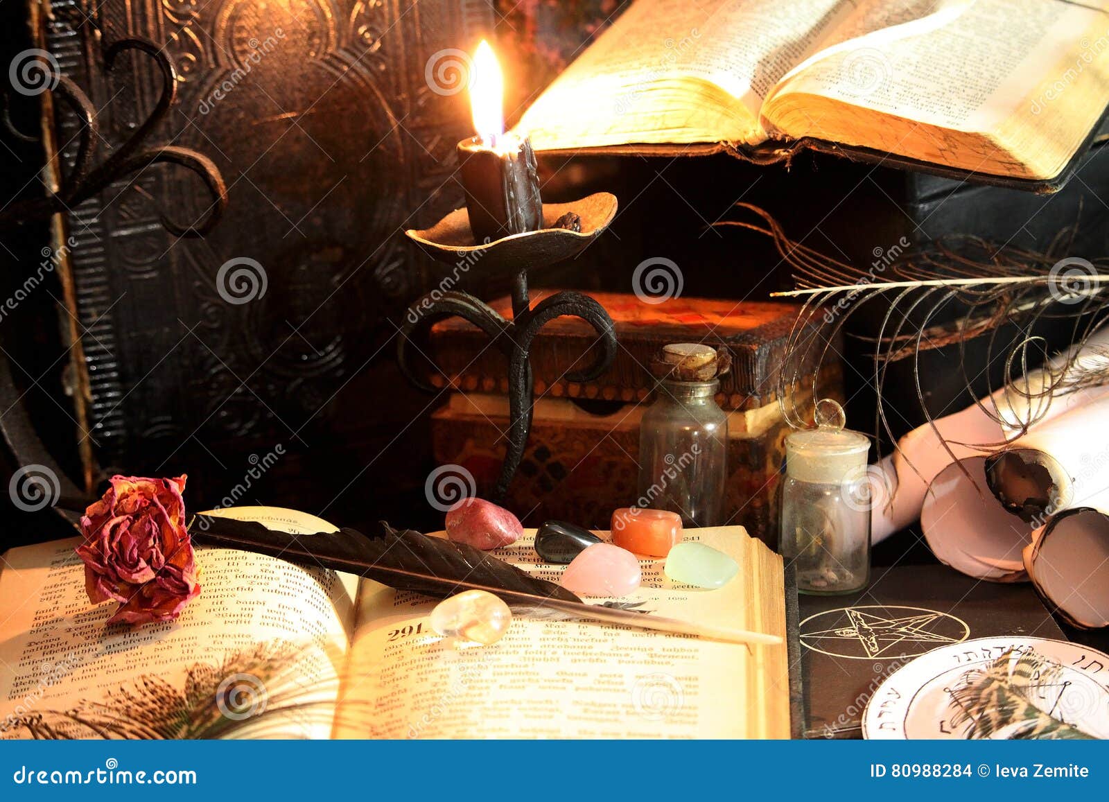 Ritual da magia negra foto de stock. Imagem de manuscrito - 80988284