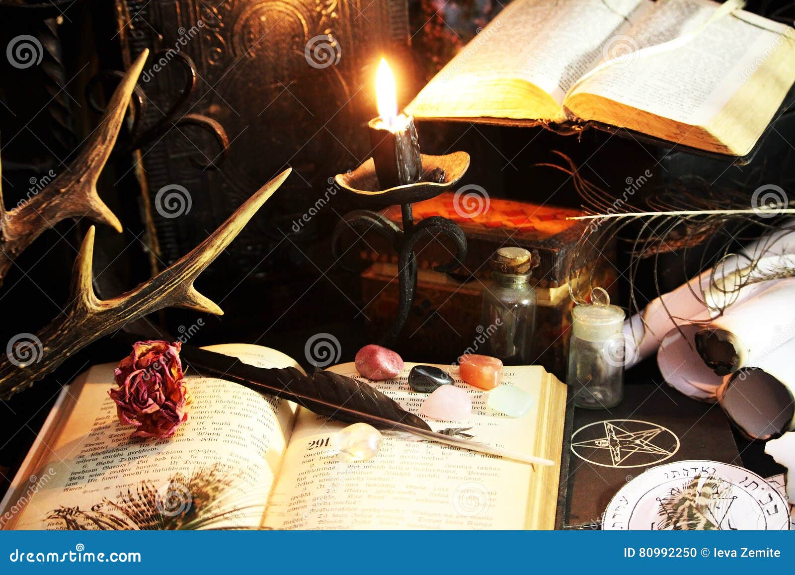 Rituale di magia nera fotografia stock. Immagine di fiamma - 80992250