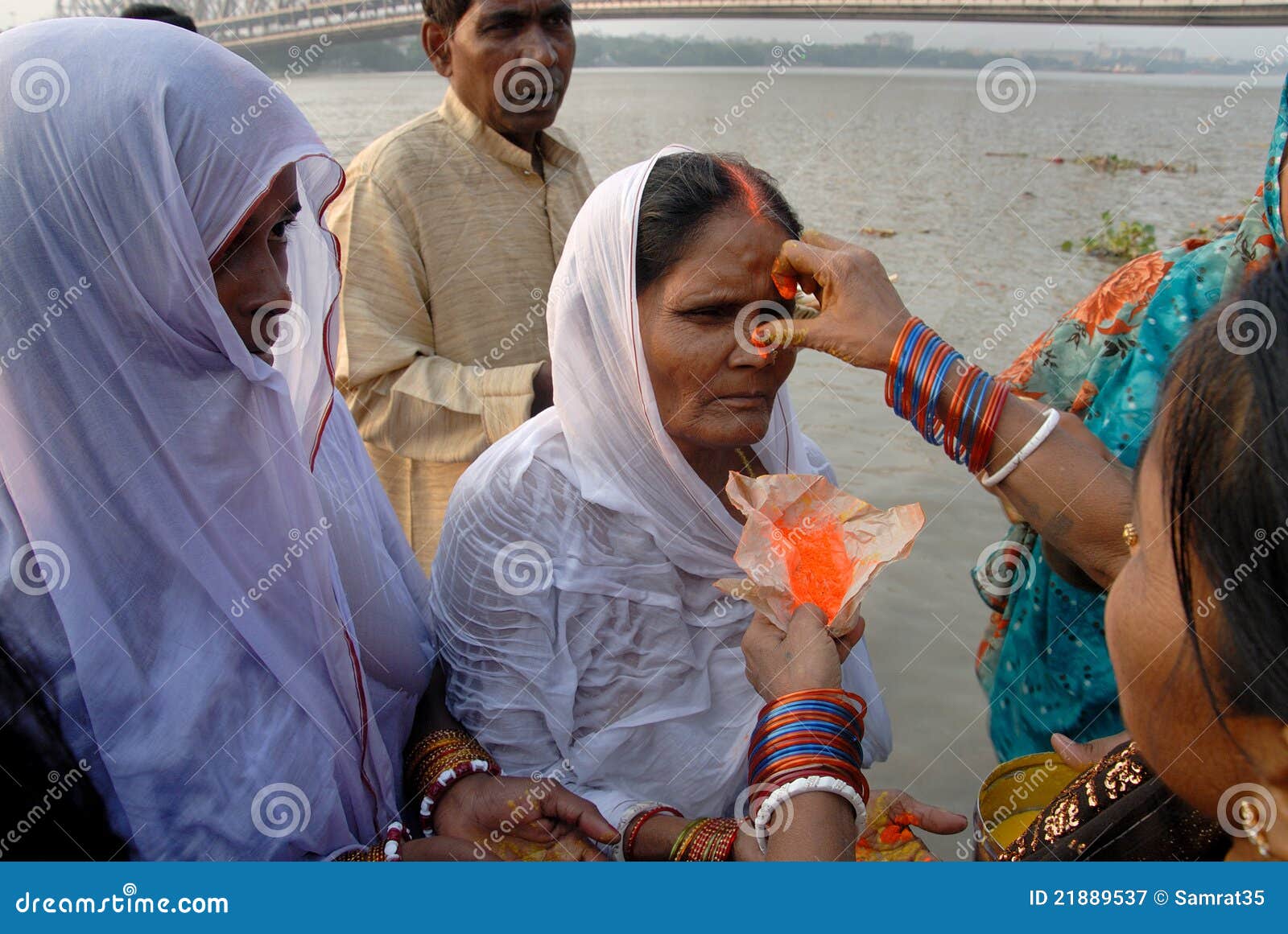 Rituales hindúes fotografía editorial. Imagen de color - 21889537