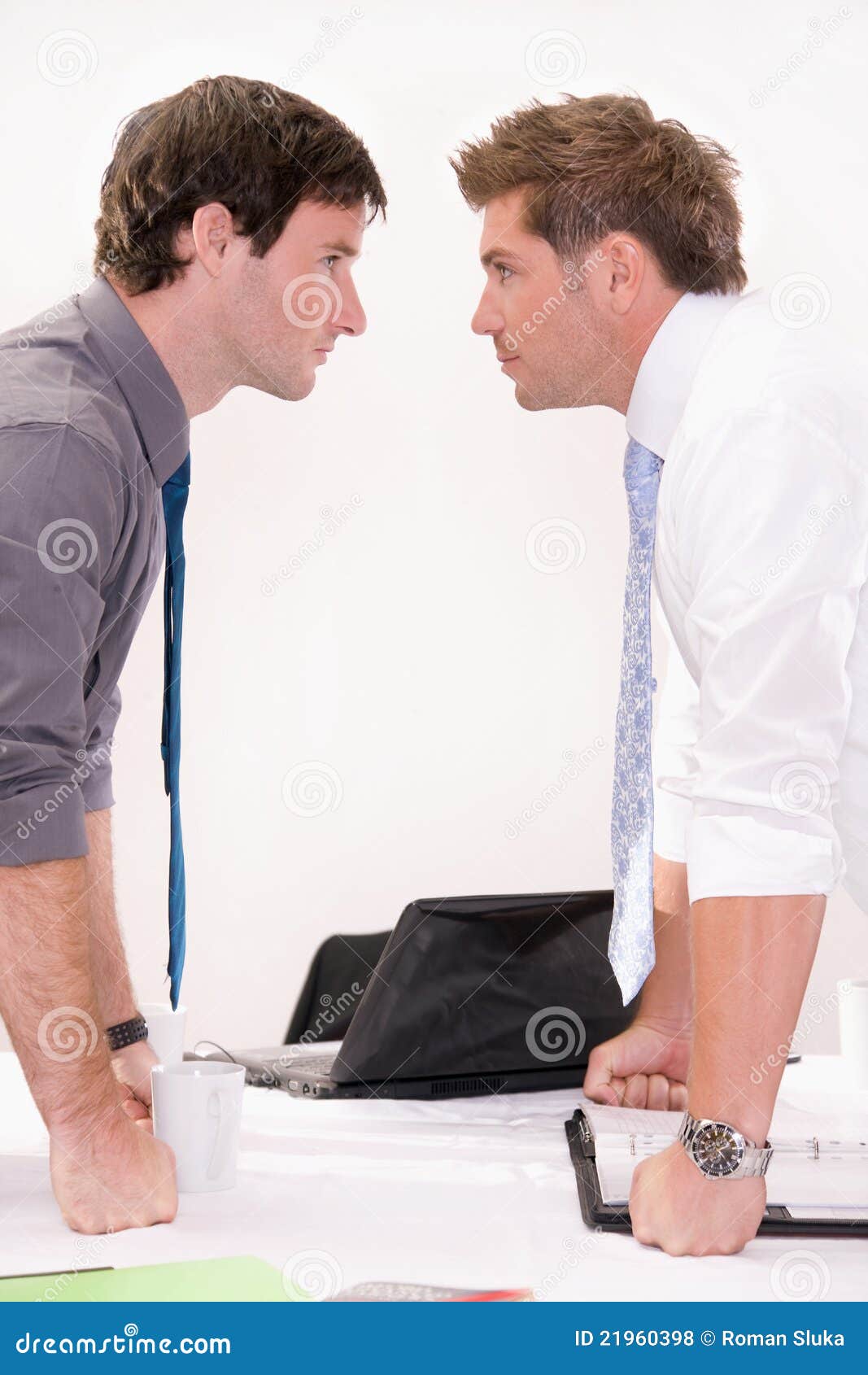 Rivalidad Entre Dos Trabajadores Foto de archivo - Imagen de argumento ...