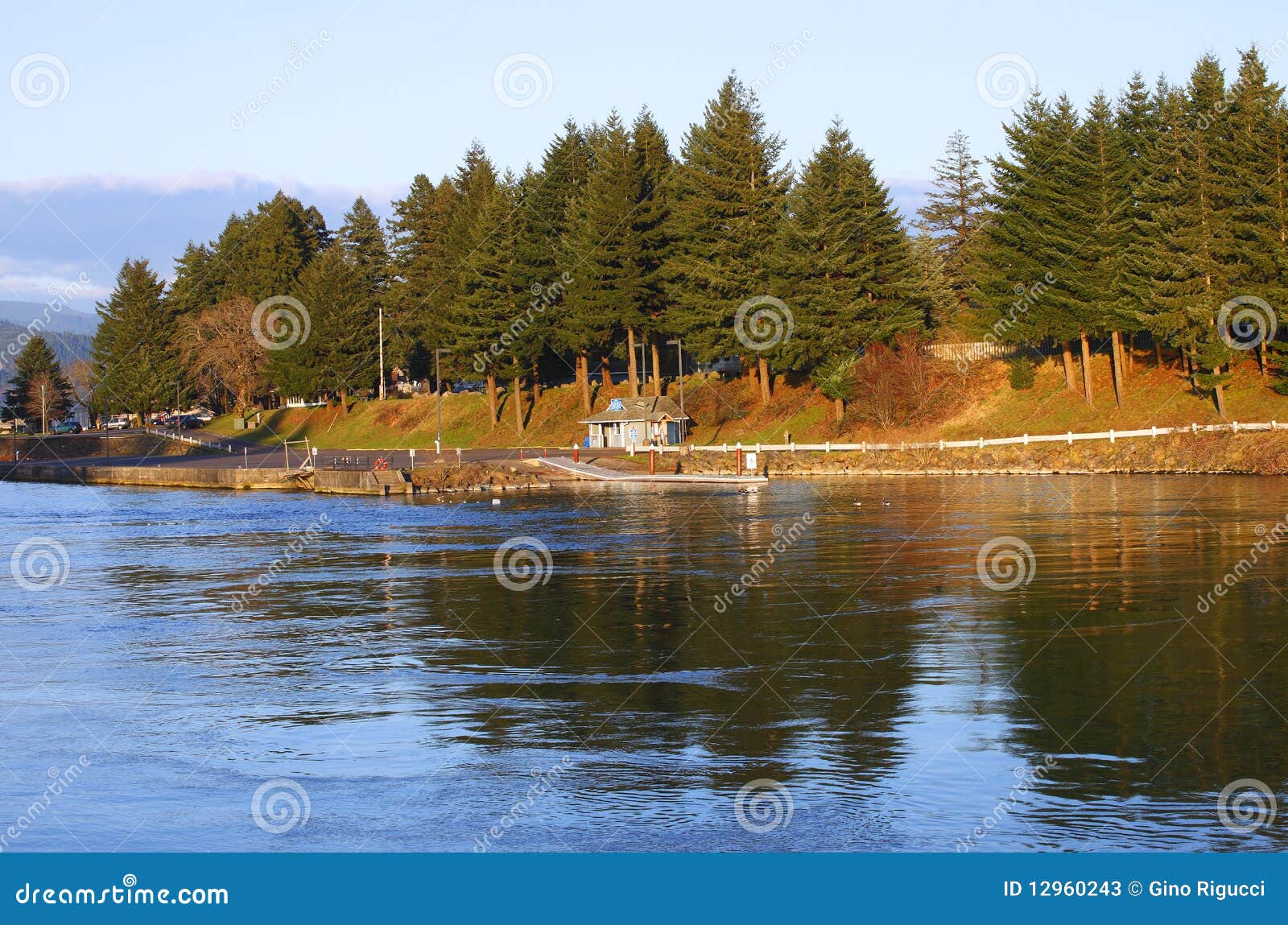 River Bank in Cascade Locks Oregon. Stock Image - Image of sunset, park ...