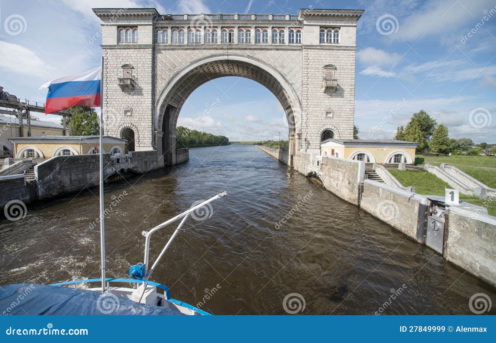 River lock editorial stock image. Image of summer, arch - 27849999