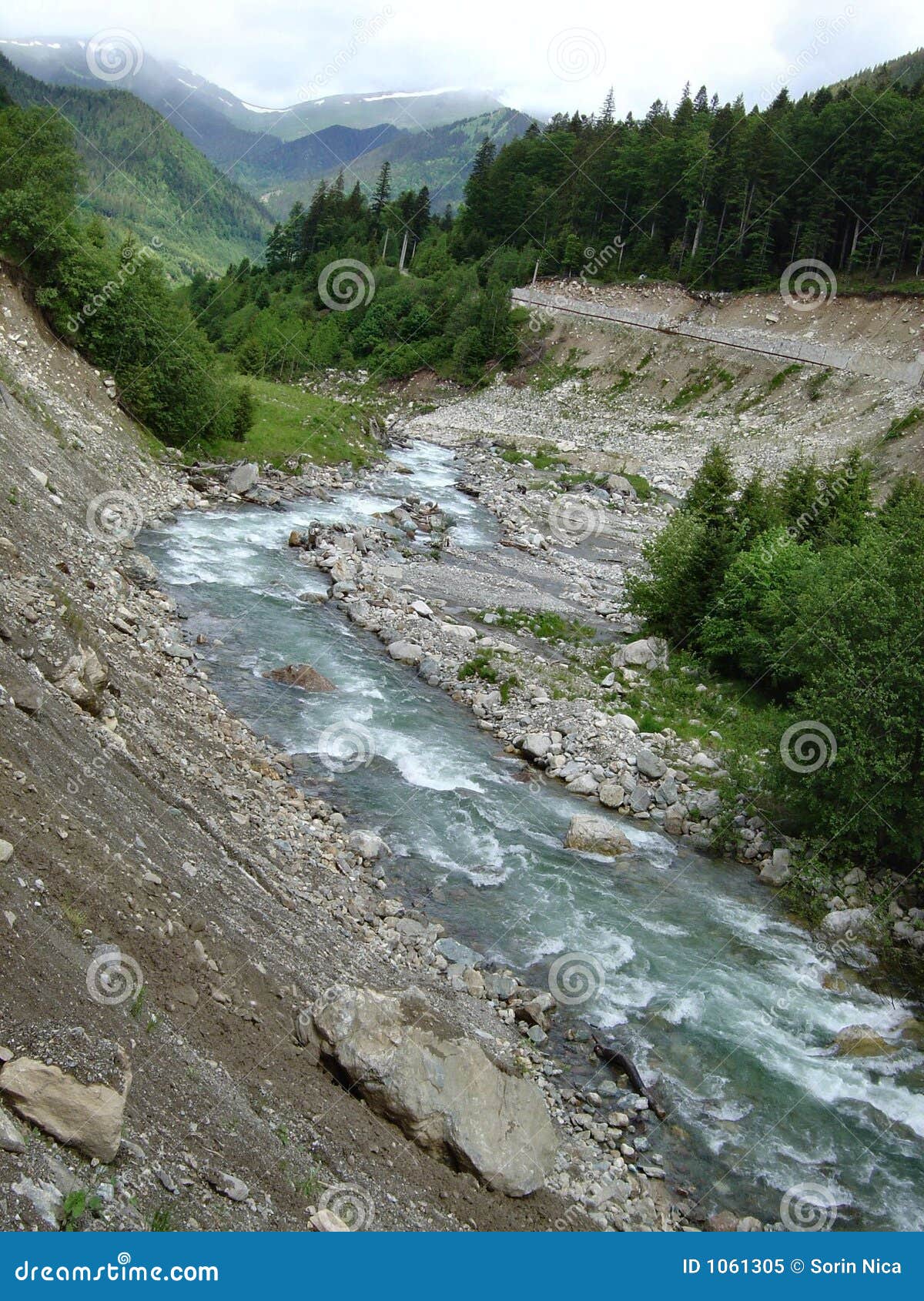 River between mountains stock image. Image of flow, parang - 1061305
