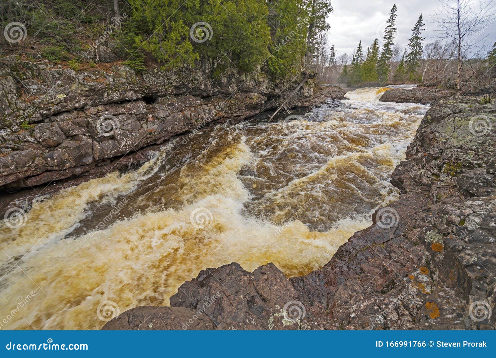 River Rushing To the Great Lakes Stock Photo - Image of canyon, shore ...
