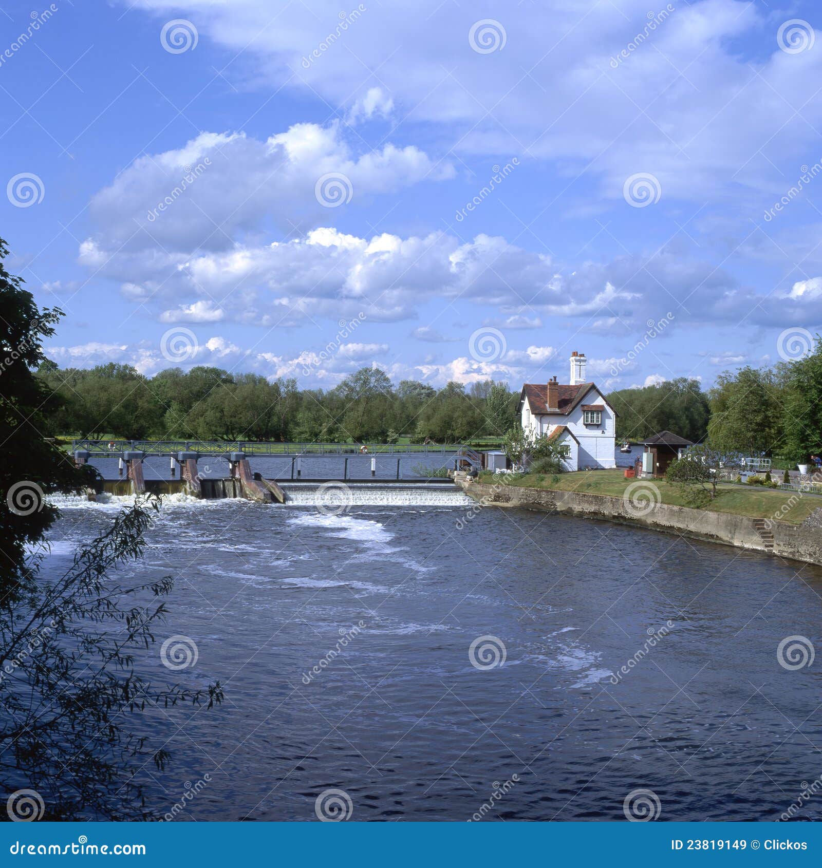 River Thames at Goring. Oxfordshire Stock Image - Image of home, river ...
