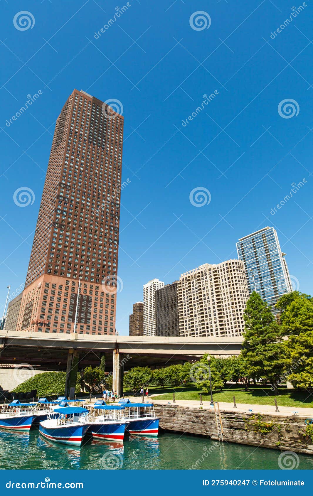 Riverfront Downtown Chicago Stock Image - Image of boat, lake: 275940247