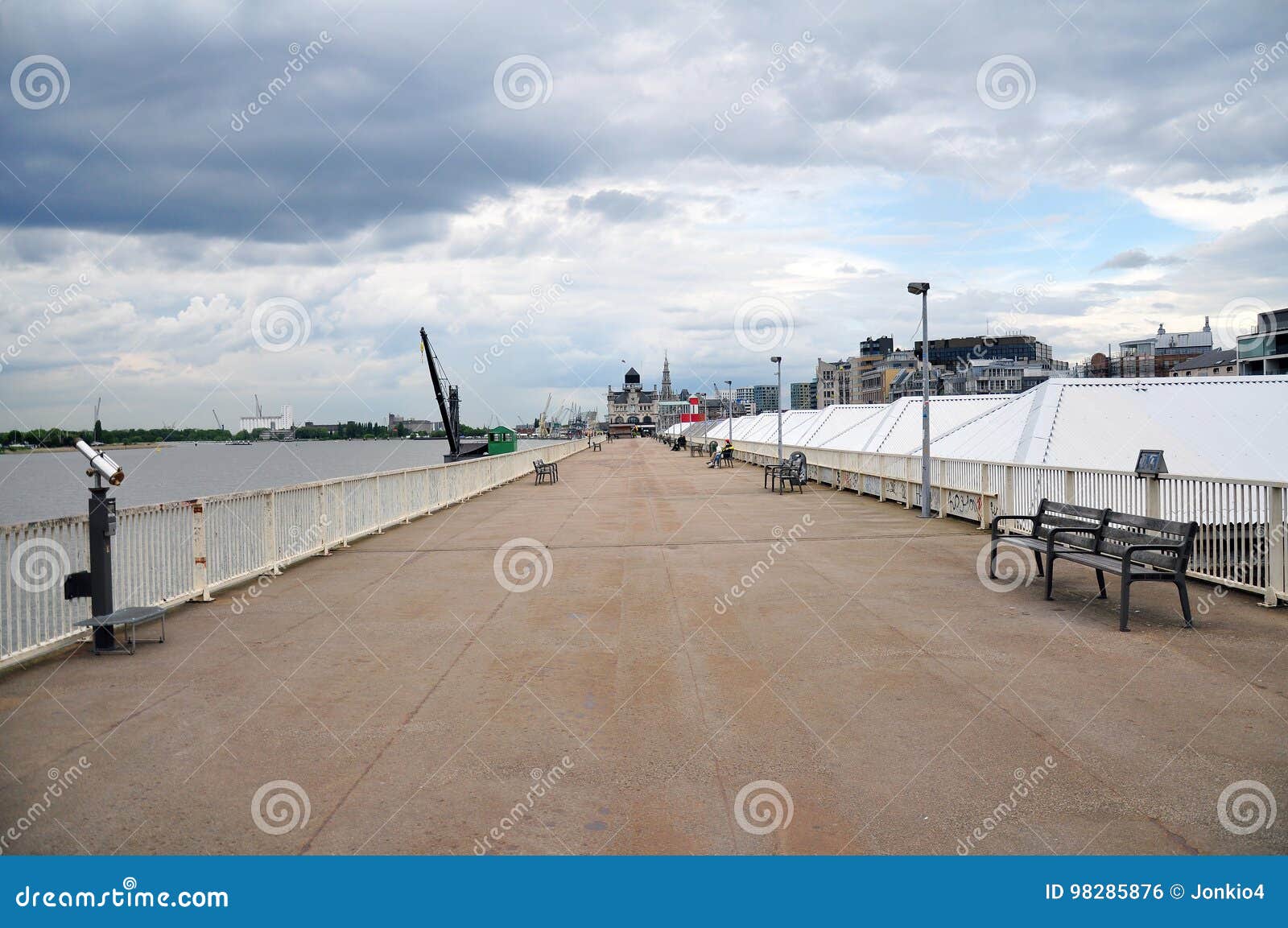 Riverfrontpromenade Naast Schelde-rivier Buiten Het Steen, Antwerpen ...