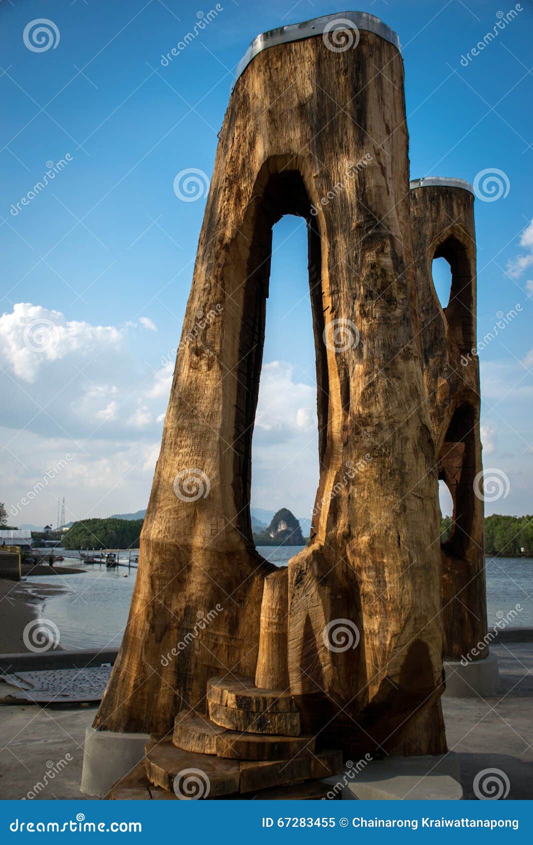 The RIVERSIDE PARALLEL MOUNTAINS Editorial Image - Image of nature ...