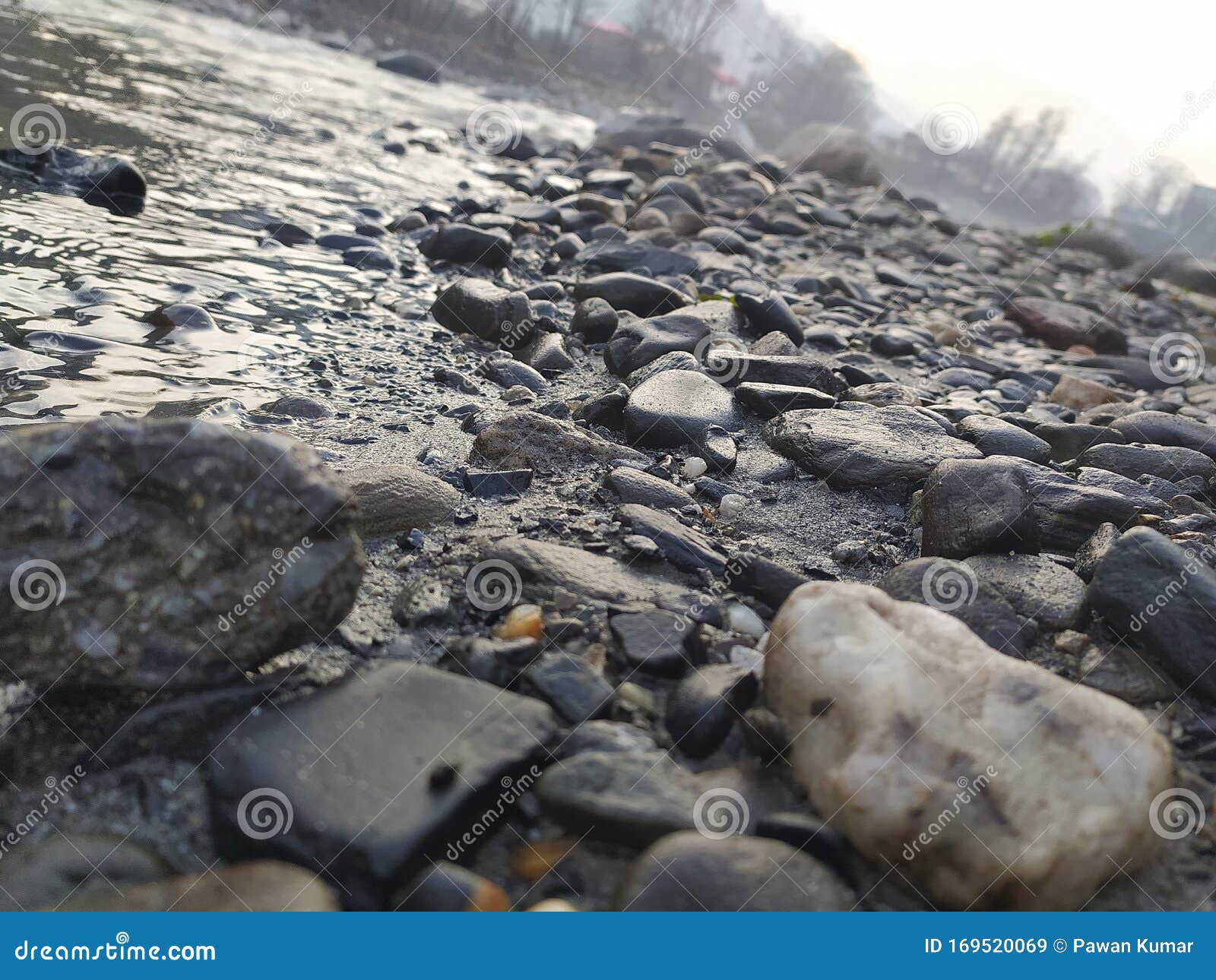 Riverside rock mit HD-Foto stockbild. Bild von foto - 169520069