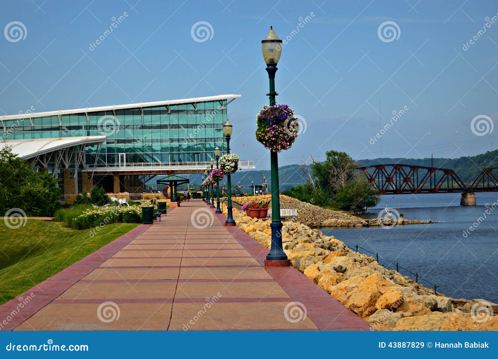 Riverwalk - Dubuque, Iowa editorial stock image. Image of city - 43887829