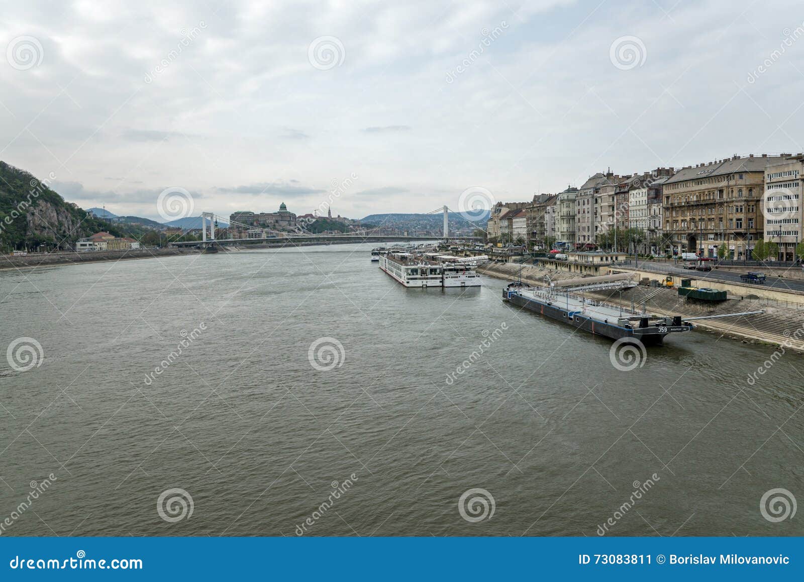 Rivier Donau in Boedapest Hongarije Redactionele Foto - Image of ...
