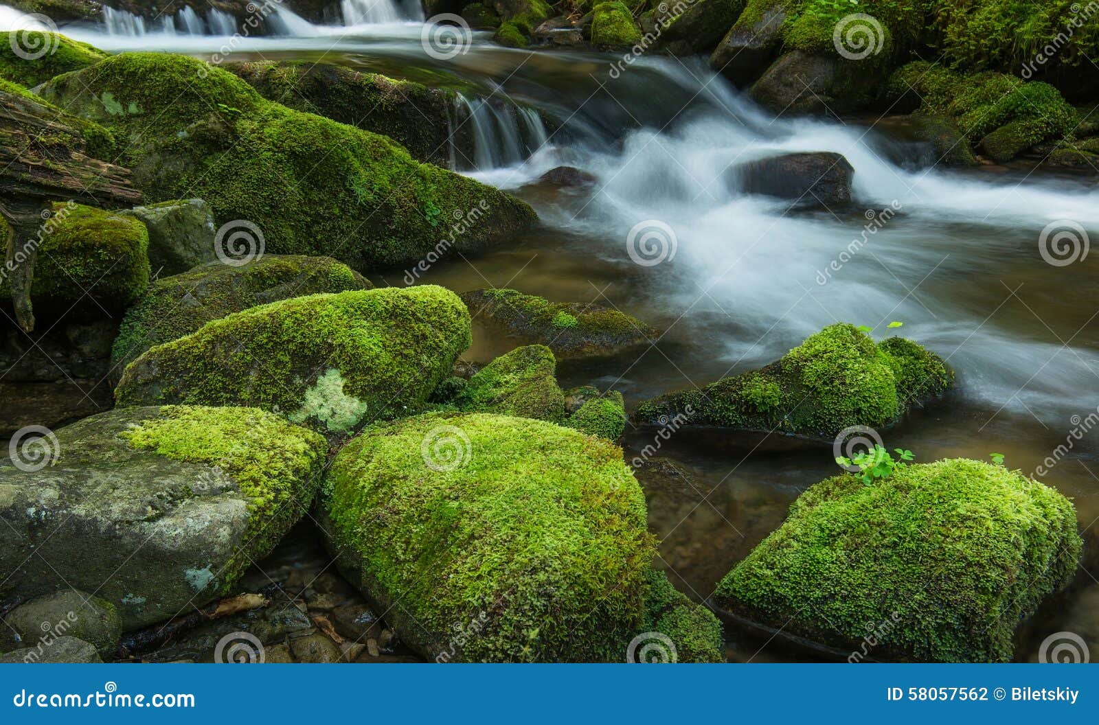 Rivier en stenen stock foto. Image of nave, licht, toneel - 58057562