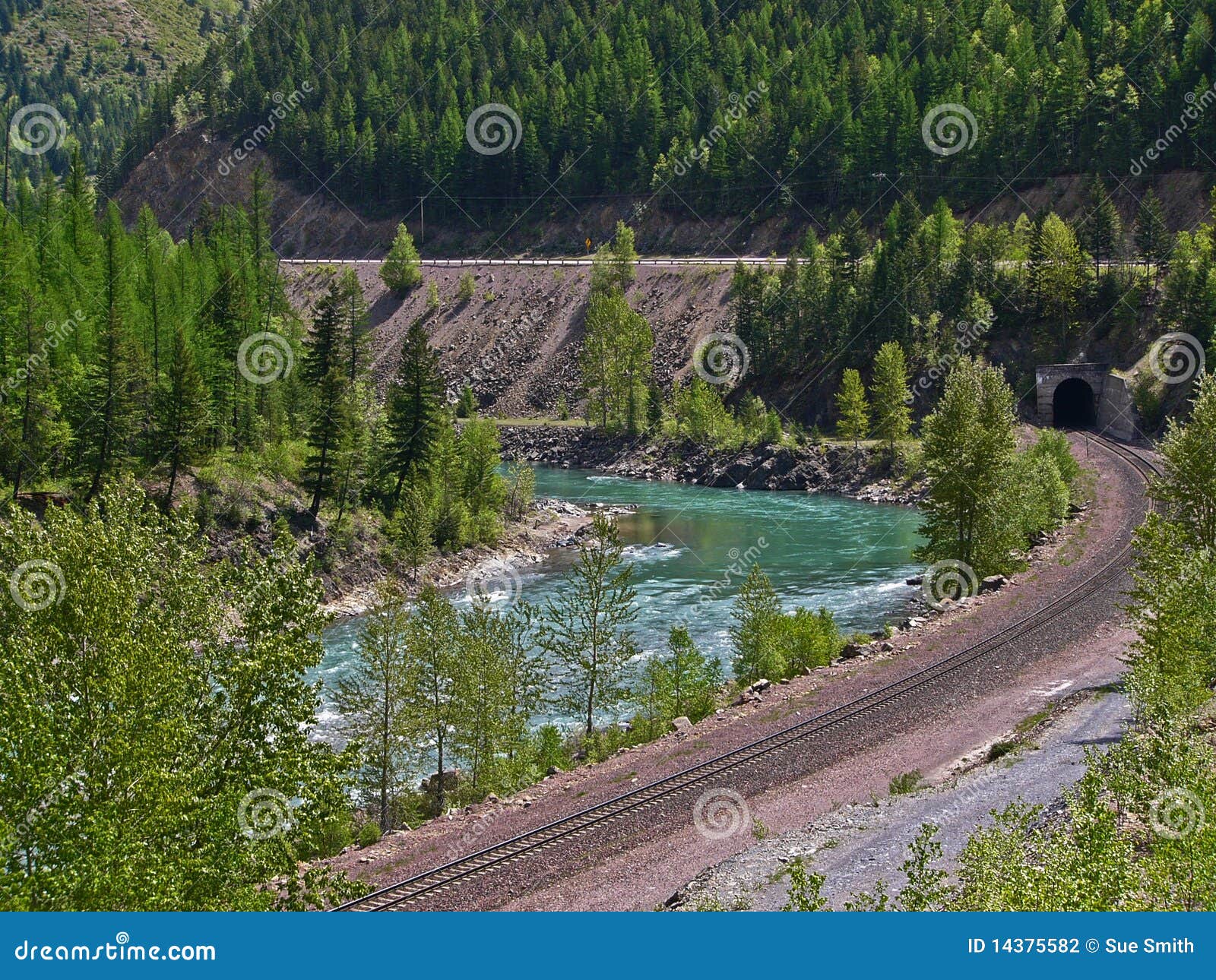 Rivier, Het Spoor Van De Spoorweg, En Tunnel Stock Foto - Image of ...