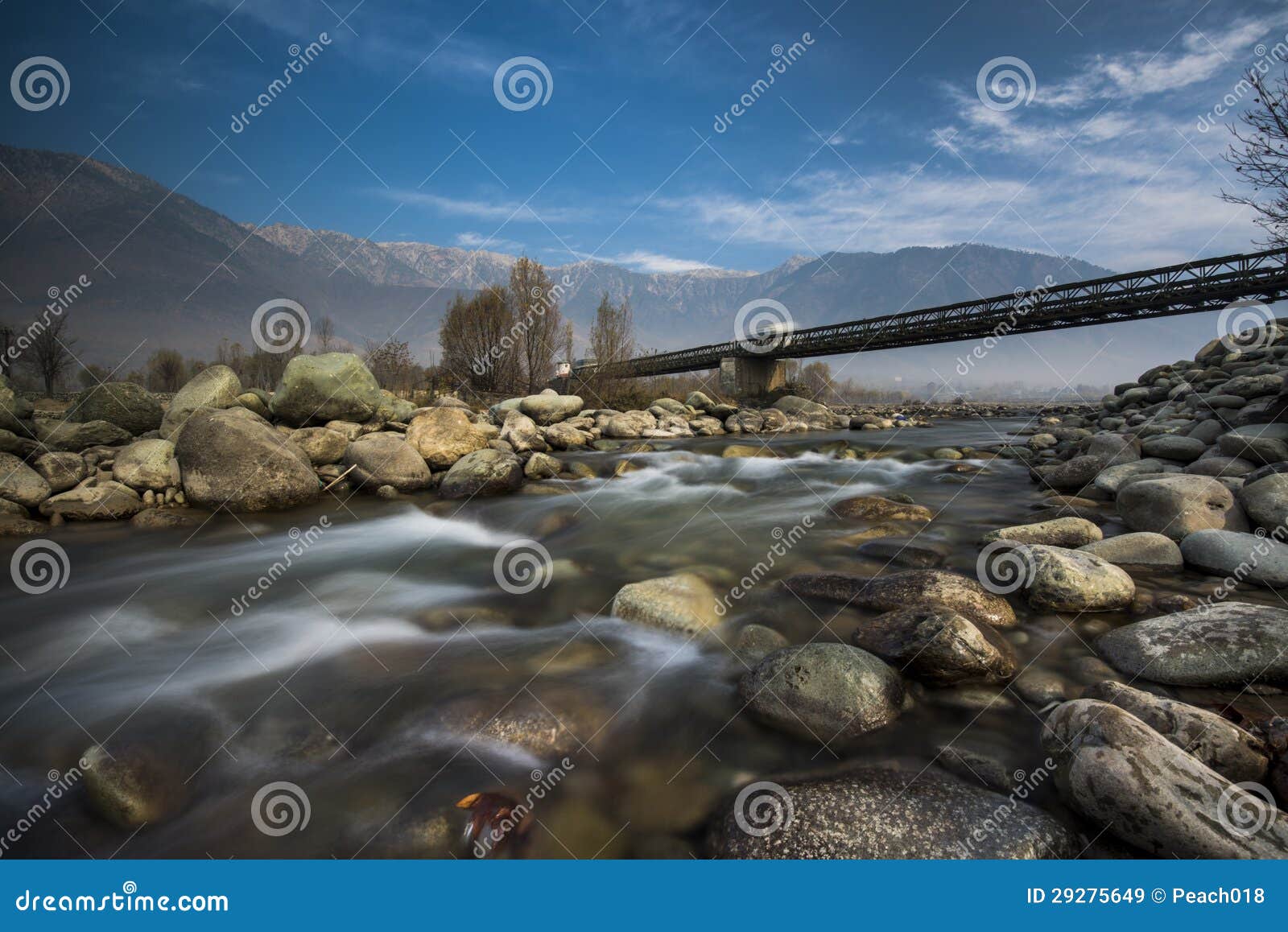Rivier onder de brug stock afbeelding. Image of rivier - 29275649