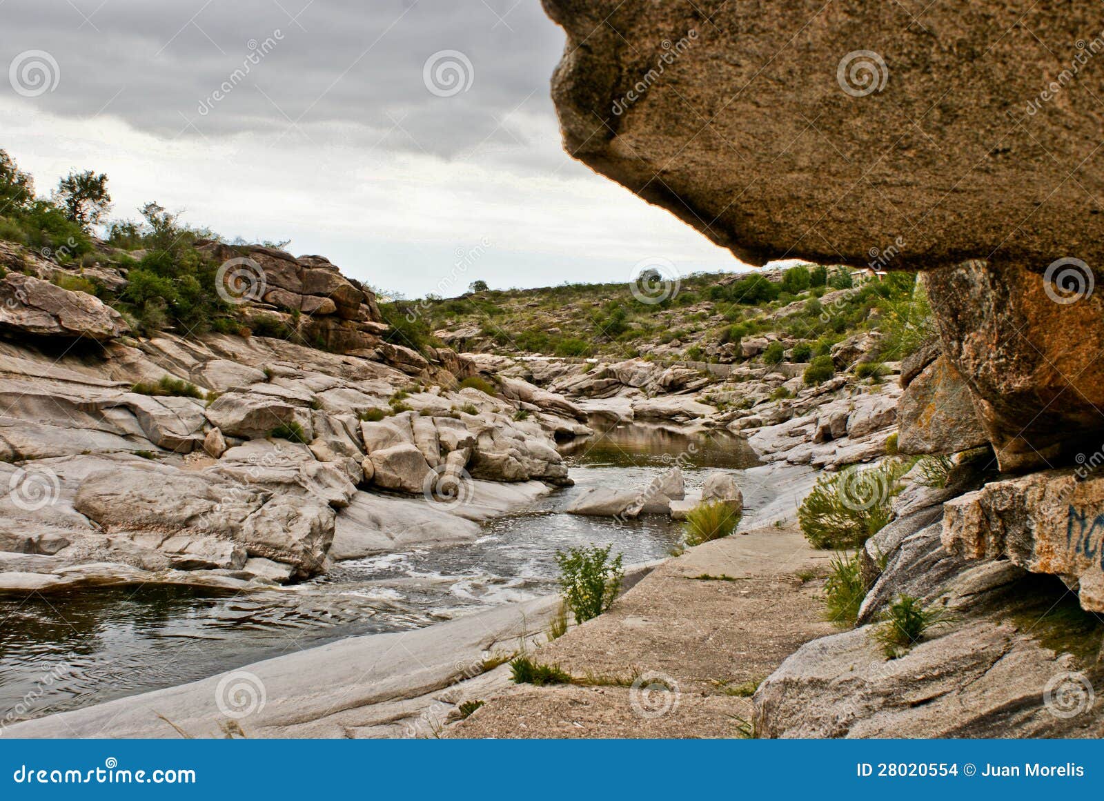Rivier tussen rotsen stock foto. Image of vreedzaam, kalmte - 28020554