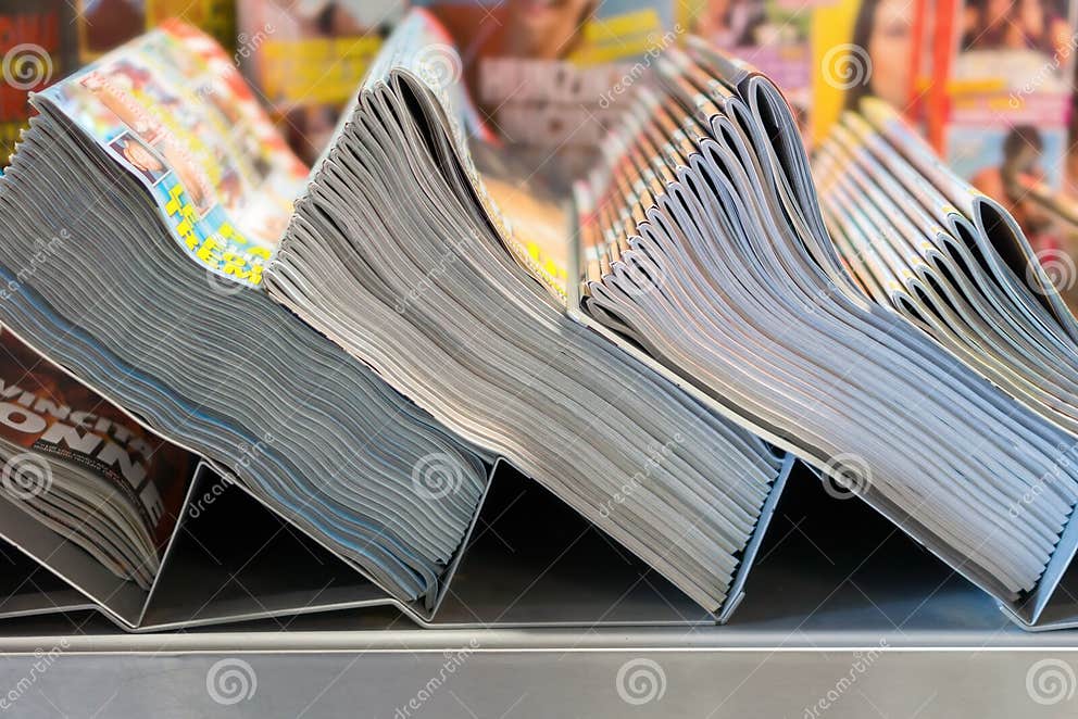 Riviste e giornali immagine stock. Immagine di scomparto - 43832749