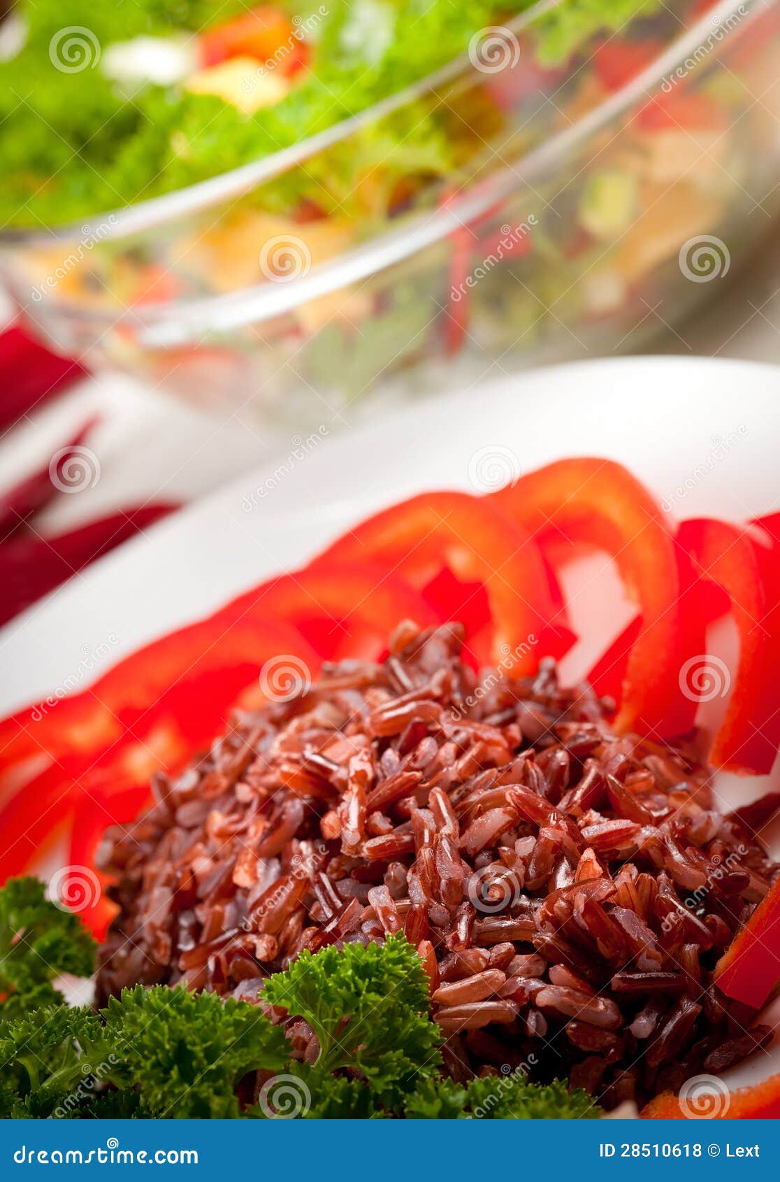 Riz Bouilli Avec Des Poivrons Photo stock - Image du assiette ...
